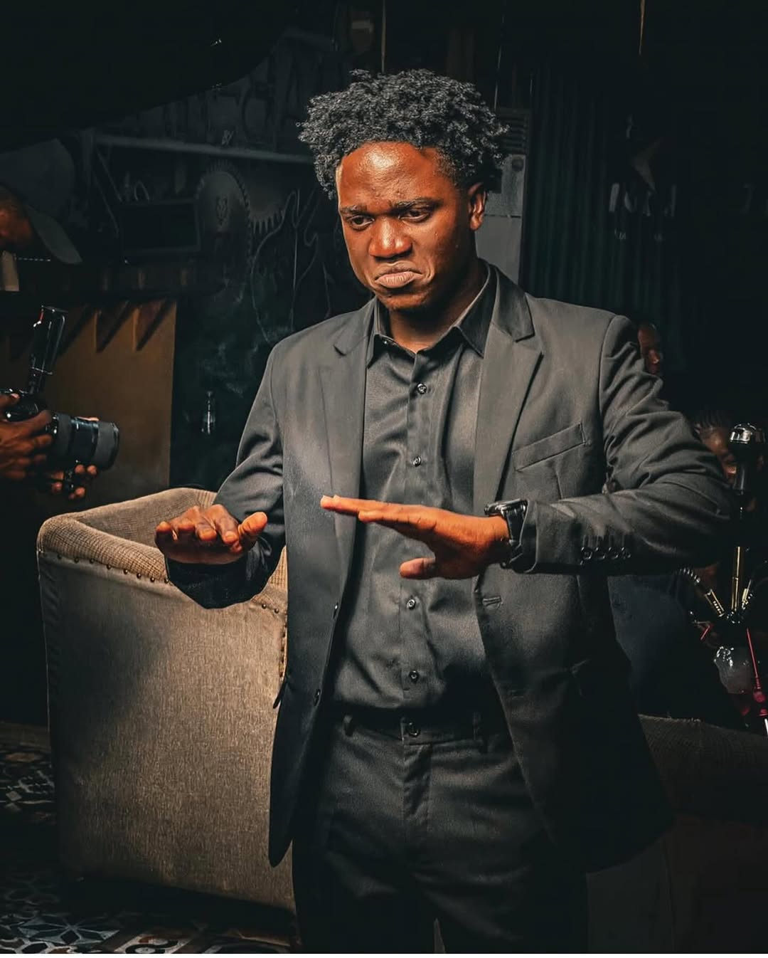 Deezy Recebe Presente Emocionante de Mano Chaba Após a Sua Partida - Portal Ango Line